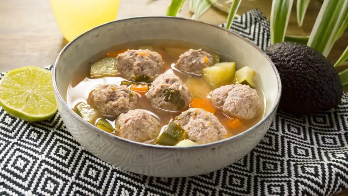 Cómo Hacer Albóndigas en Caldo: Receta Deliciosa con Ingredientes ...