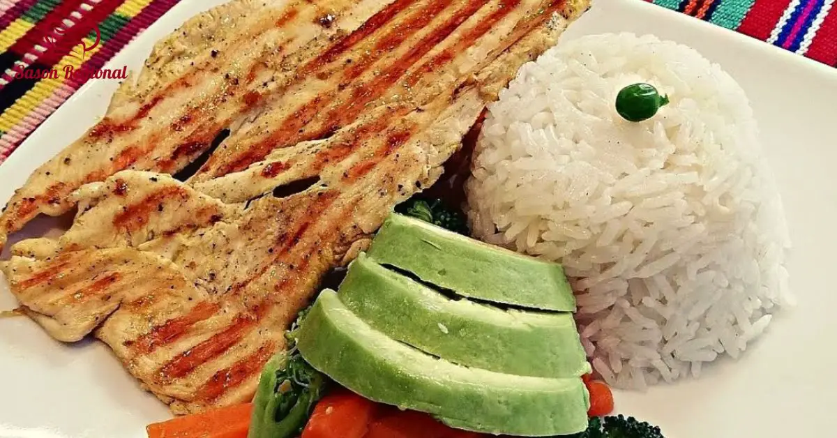 Pechuga de pollo a la plancha con arroz y ensalada para un almuerzo ...