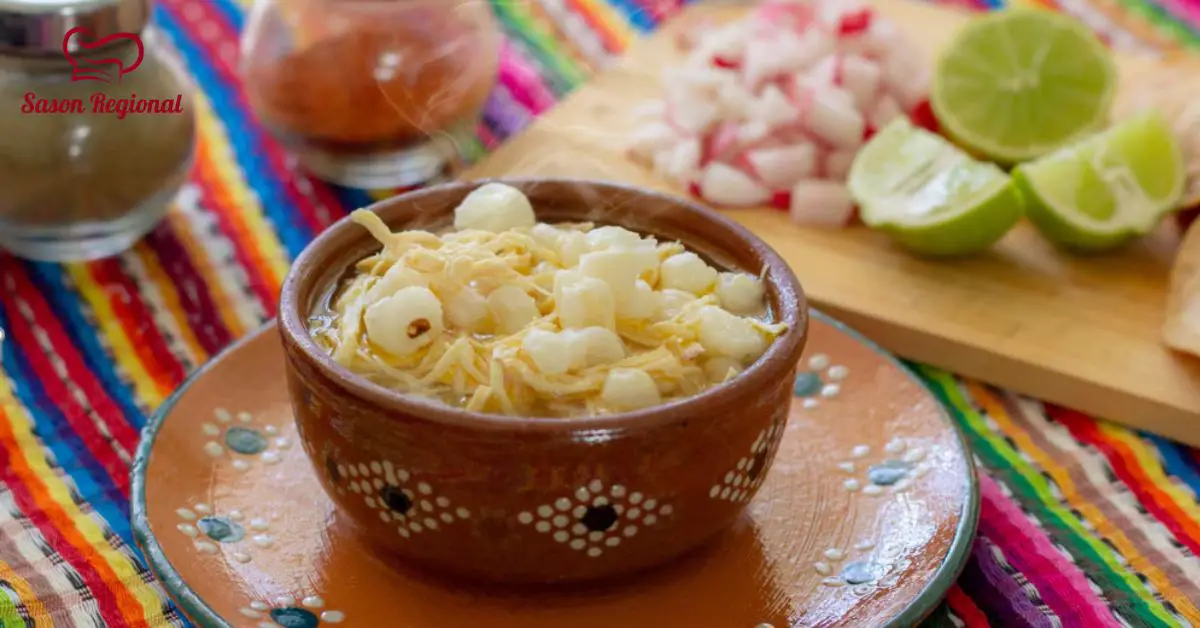 Pozole blanco de pollo con maíz precocido para preparar un domingo ...